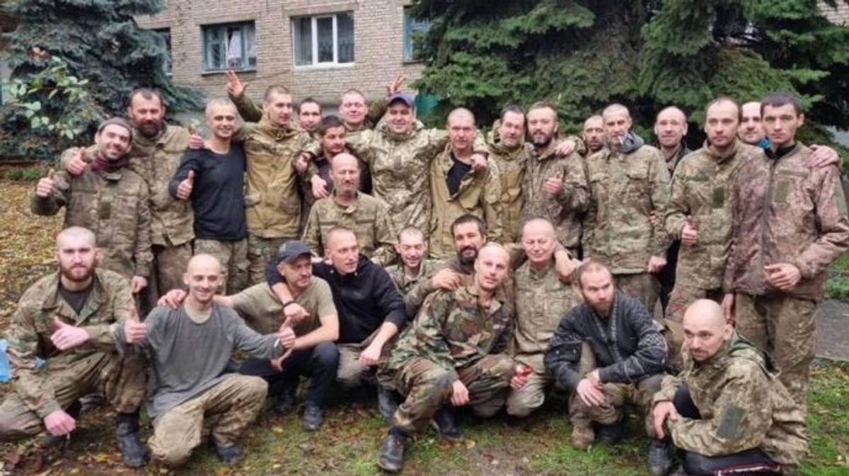 Ukraine welcomes home 32 prisoners and recovers the body of a fallen ...