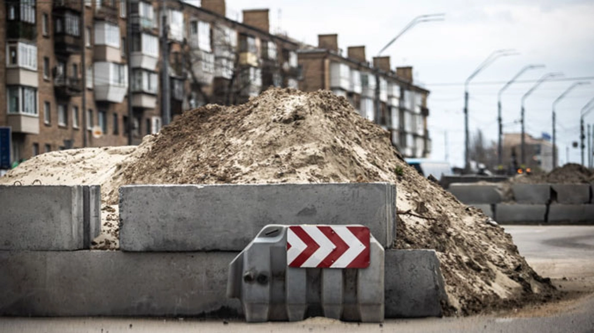 Kyiv authorities to remove some checkpoints and fill in some trenches ...
