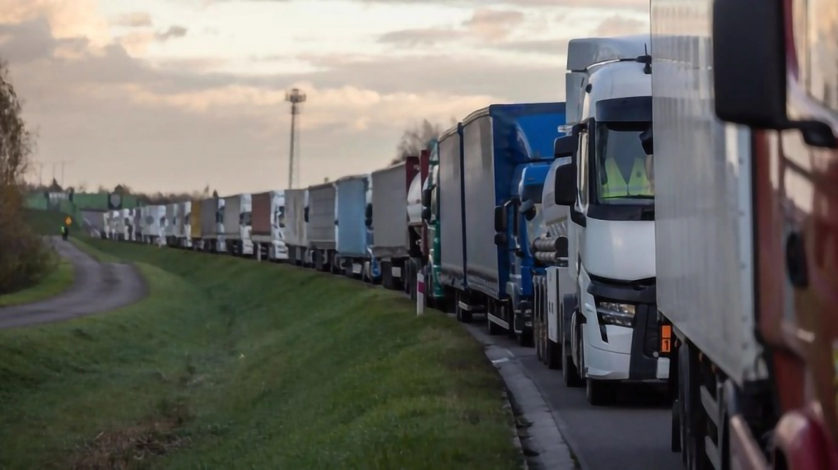 More than 2,500 lorries in Poland queuing to enter Ukraine | Ukrainska ...