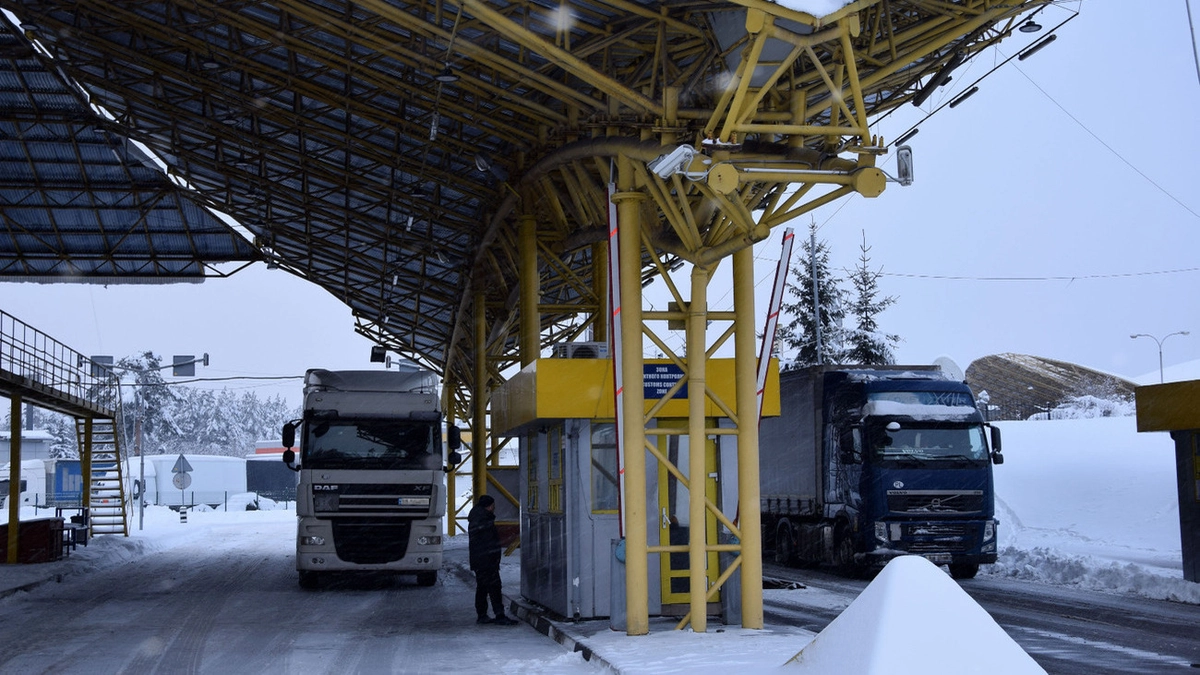 More than 4,000 lorries queuing at borders of Ukraine – State Border ...