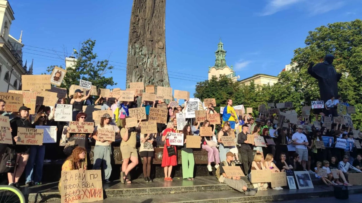 Protests over law restricting anti-corruption institutions in Ukraine ...