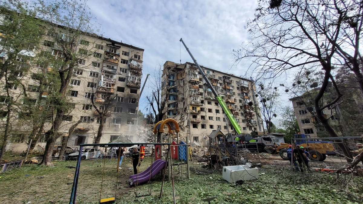 Russian attack on Kyiv kills 14 people and injures 114; body fragments ...