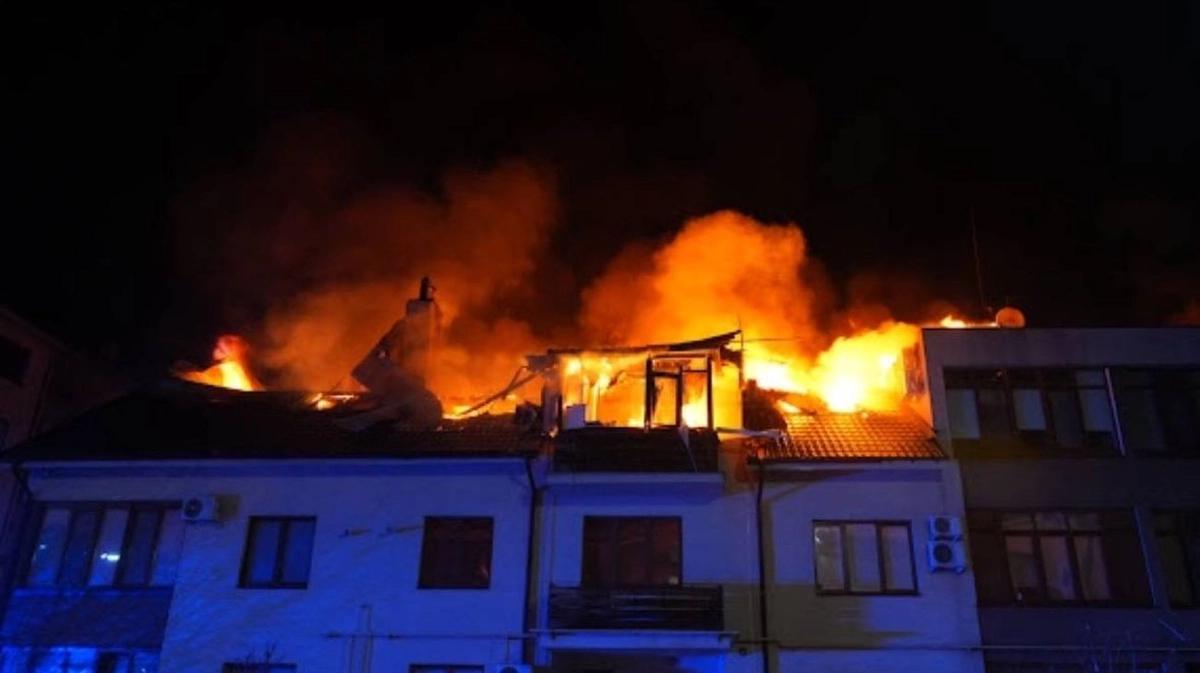 Russians hit high-rise building in Zaporizhzhia, fire breaks out ...