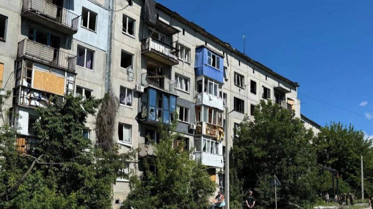 Russians drop guided aerial bomb on Selydove, two people killed ...