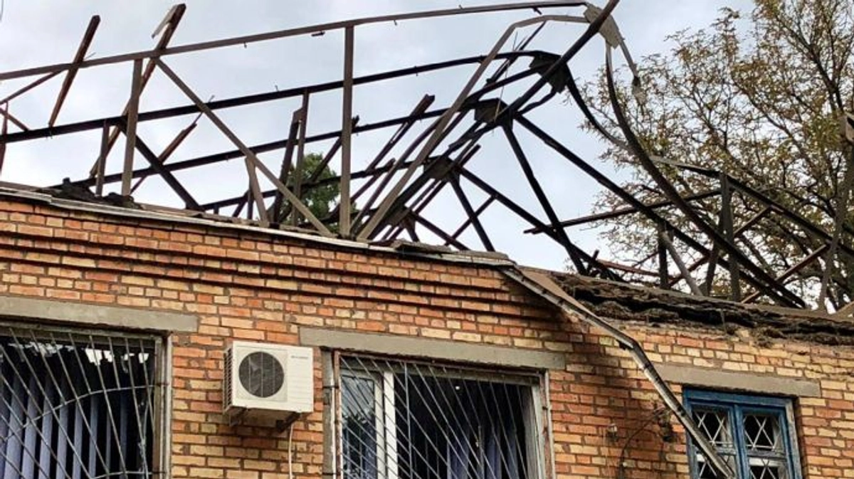 Russians strike Nikopol, hitting the administrative building and houses ...