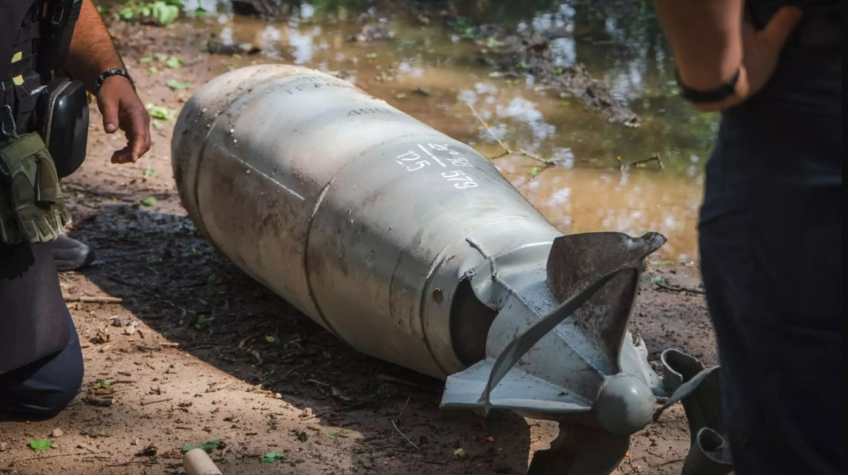Russian FAB-500 bomb found near bridge in Sumy: road closed to traffic ...