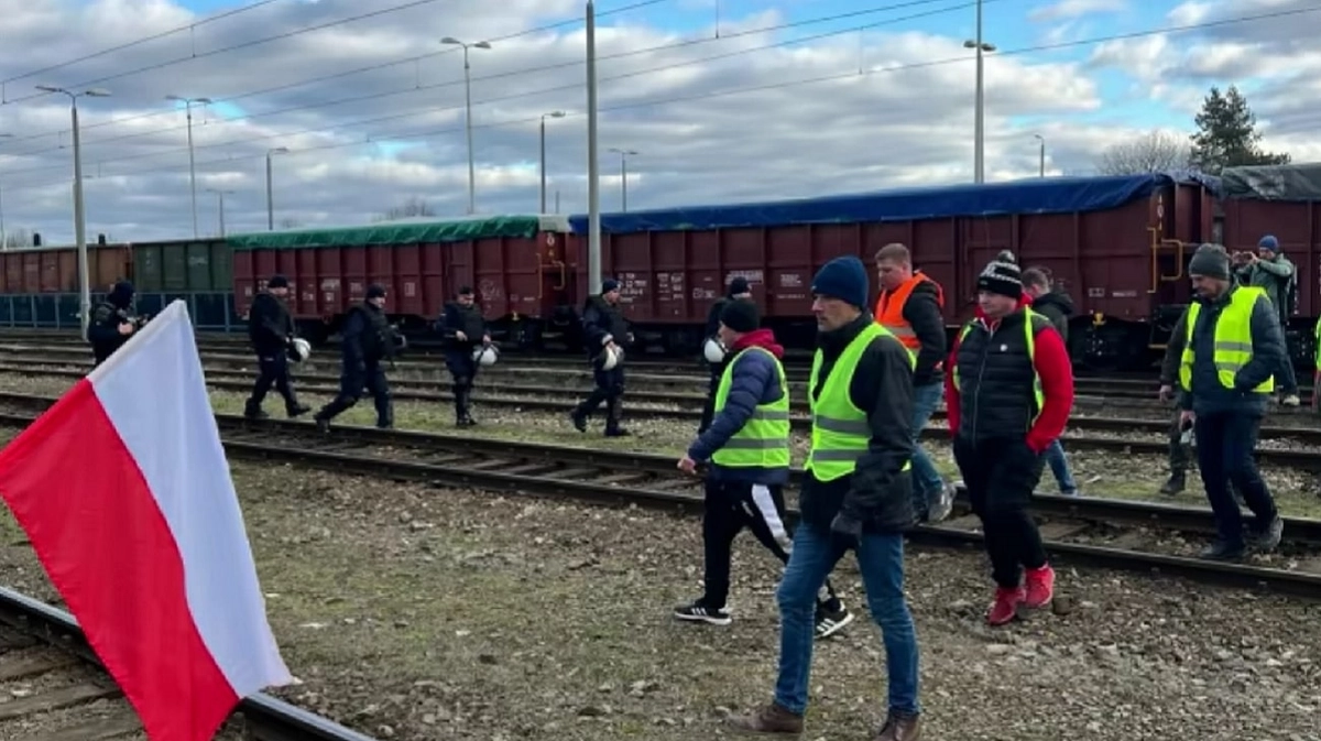 Polish protesters block passenger train from Ukraine | Ukrainska Pravda