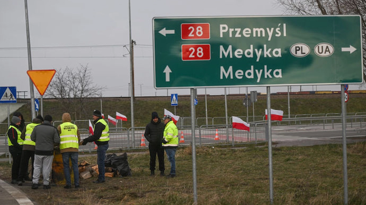 Polish protesters block Medyka checkpoint on border with Ukraine ...