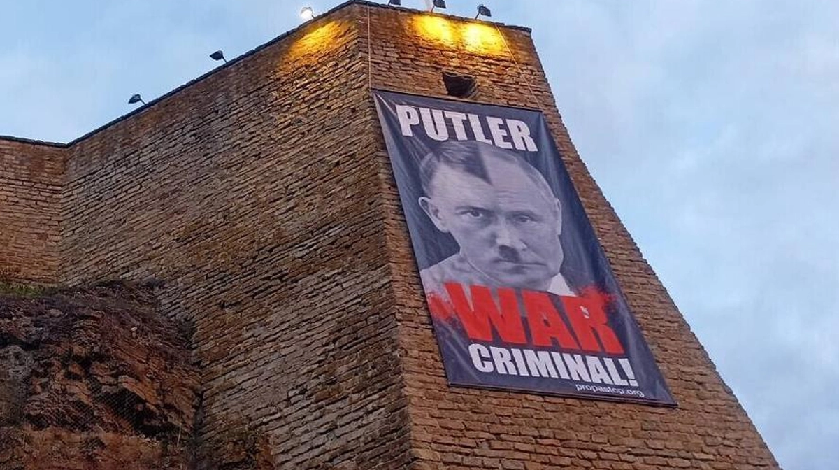 В Естонії 9 травня вивісять плакат із Путіним в образі Гітлера ...
