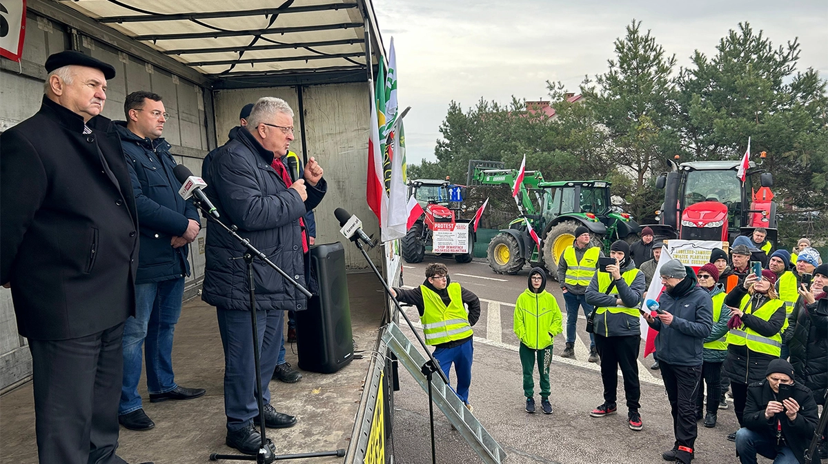 Posters with pro-Putin slogans show up at farmers' protests in Poland ...