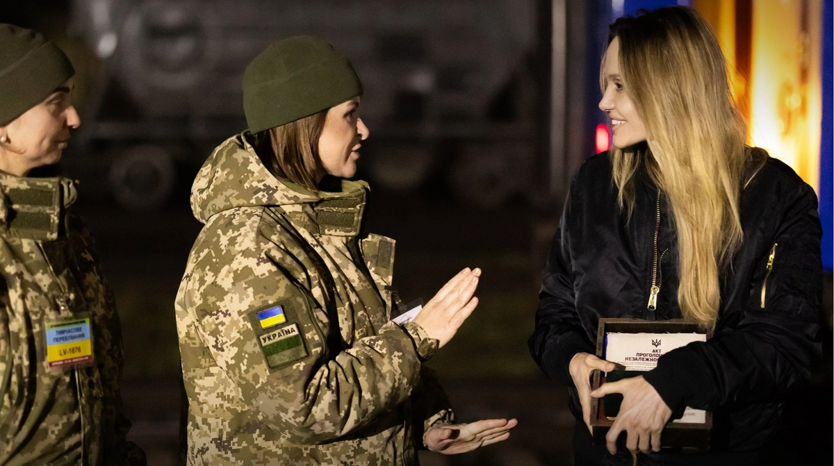 Ukrainian border guards thank Angelina Jolie for supporting Ukraine and ...