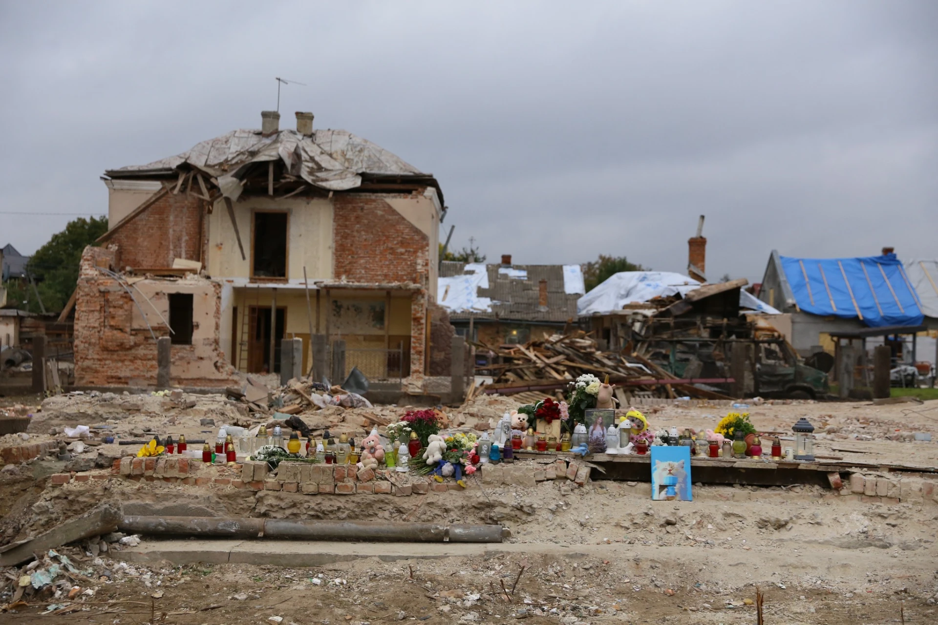 Polish foreign minister visits scene of Russian strike near Lviv ...